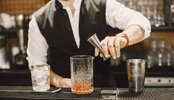 Descubre los elementos esenciales para montar tu propia barra de tragos